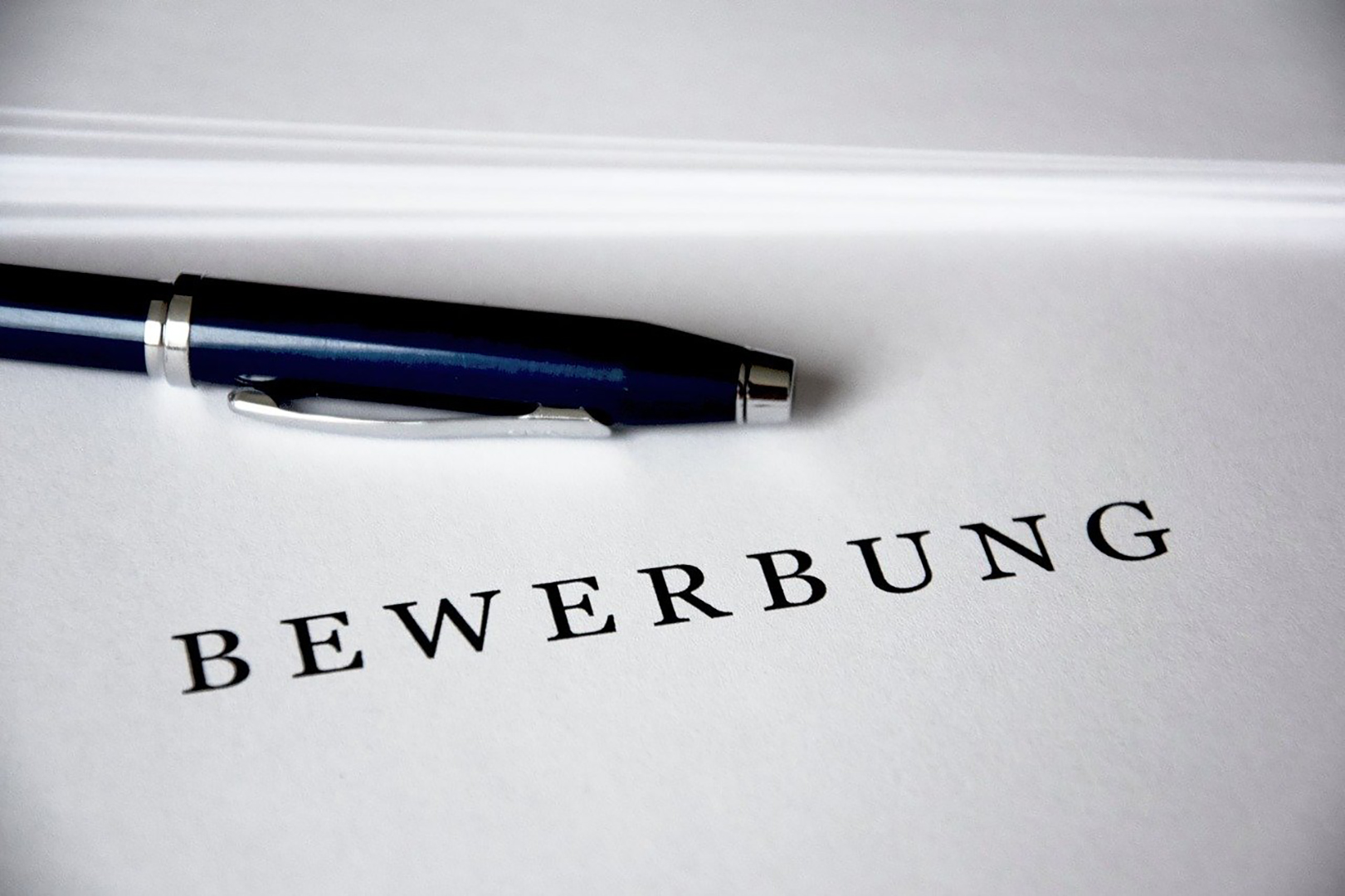 How to Prepare Your Job Application Folder - Bewerbungsunterlagen